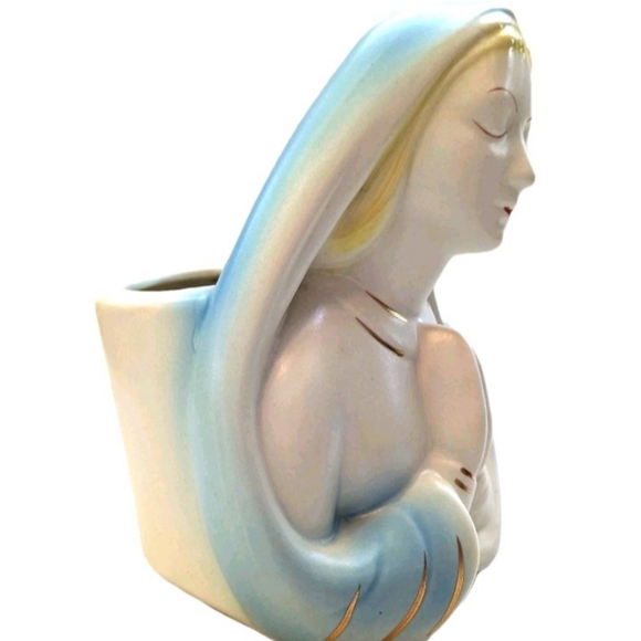 USA Pottery | Accents | Vtg Usa Pottery Virgin Mary Figurine Praying ...